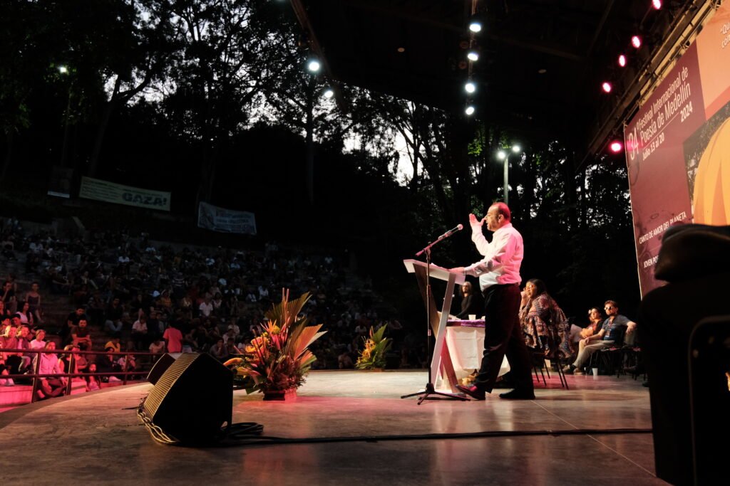 Festival Internacional de Poesía de Medellín celebra 35 años como refugio de palabra y paz ...